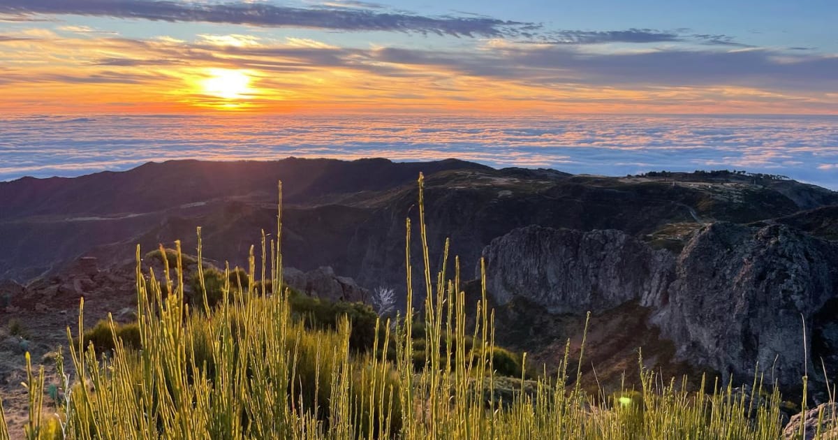 Hiking route through the peaks of Madeira: Pico do Areeiro, Pico das ...
