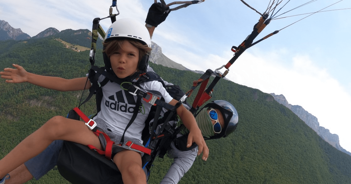 Paragliding experience for children over Lake Annecy | Manawa