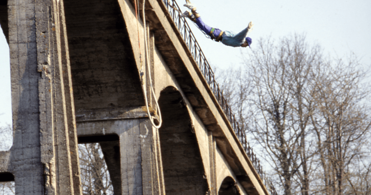 Bungee jumping from the Saint-Georges-le-Gaultier viaduct in Le Mans ...