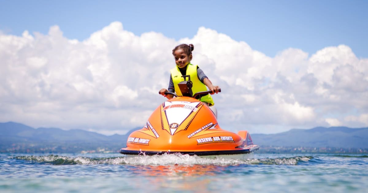 Initiation au jet ski électrique pour enfants au Gosier, Guadeloupe ...