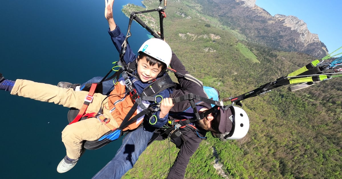 Child's first paragliding experience + photos and videos | 15 min ...