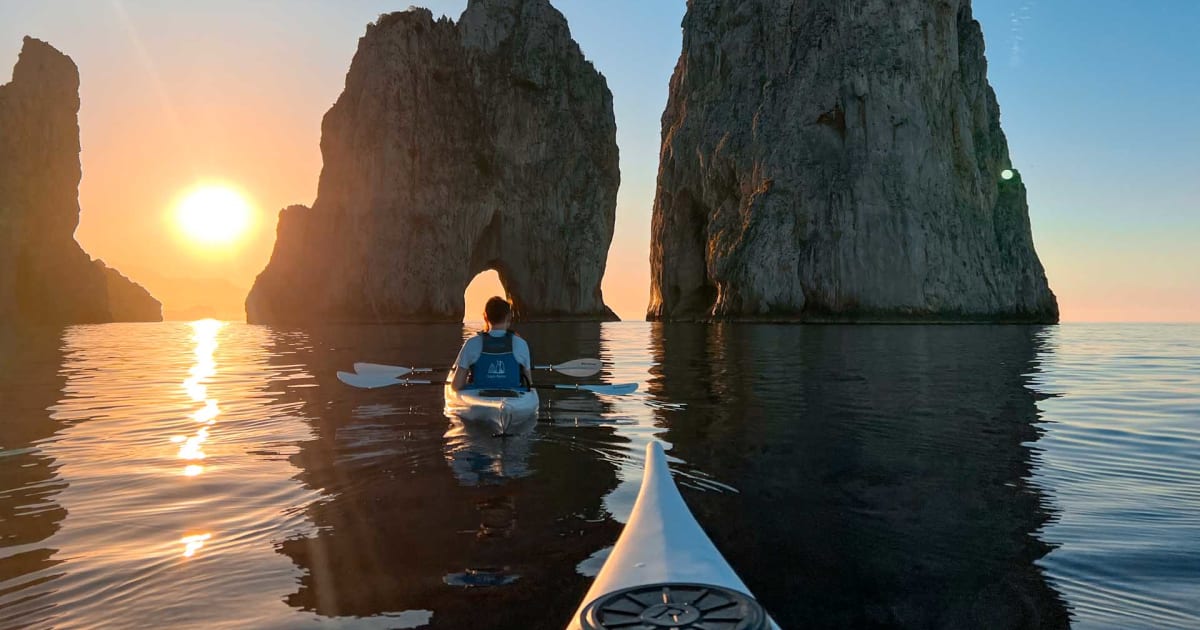 Excursion en kayak au lever du soleil dans les spéléologies de l'île de ...