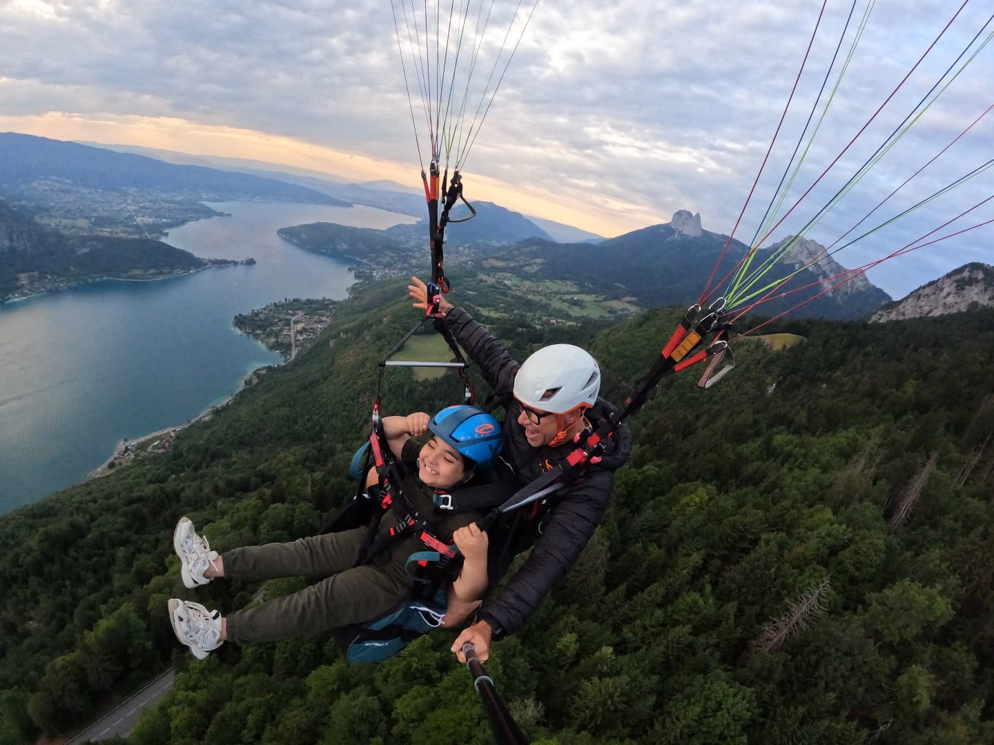 Paragliding experience for children over Lake Annecy | Manawa