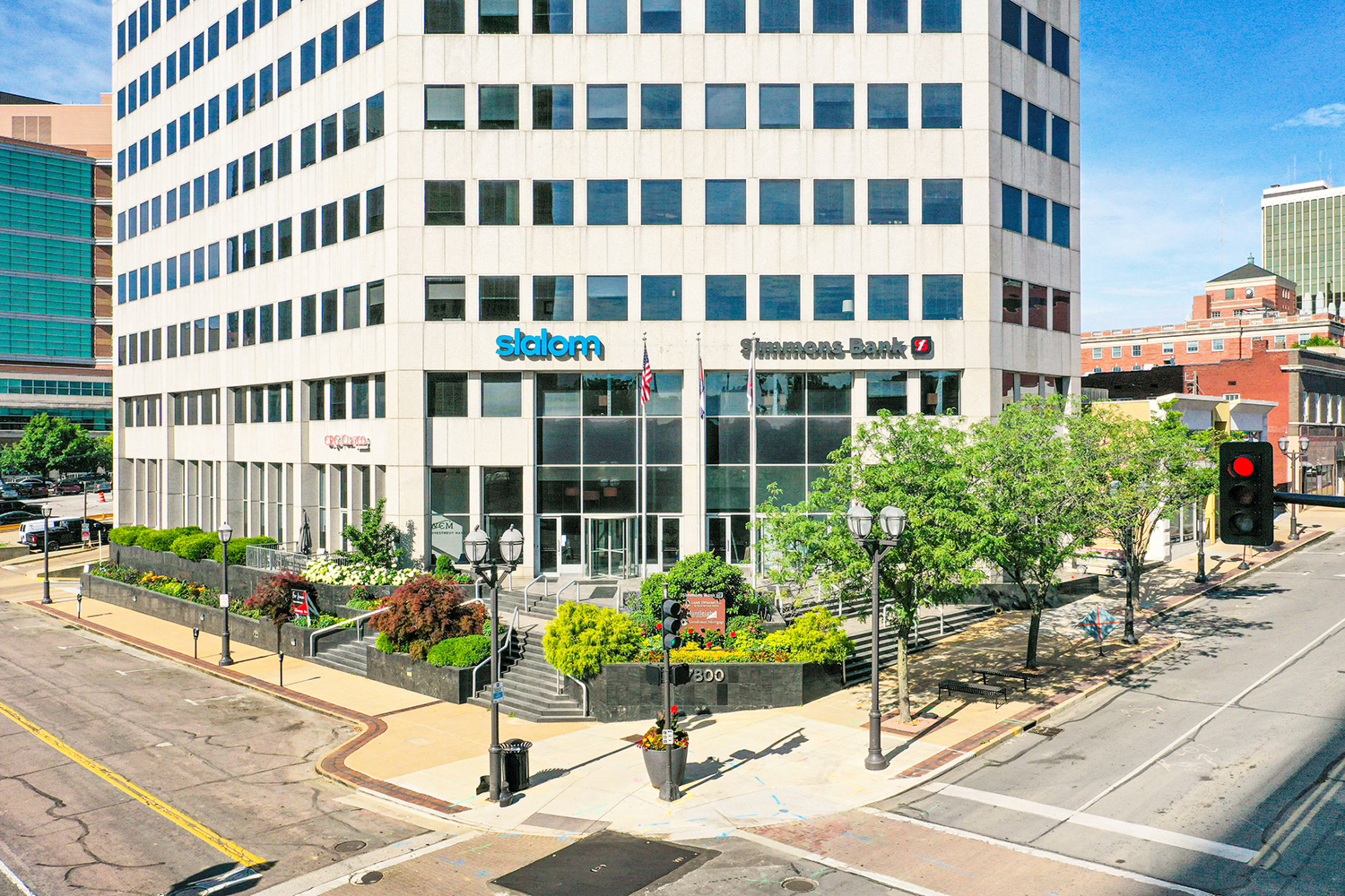 Simmons Bank Building, 7800 Forsyth Blvd | JLL Properties - US