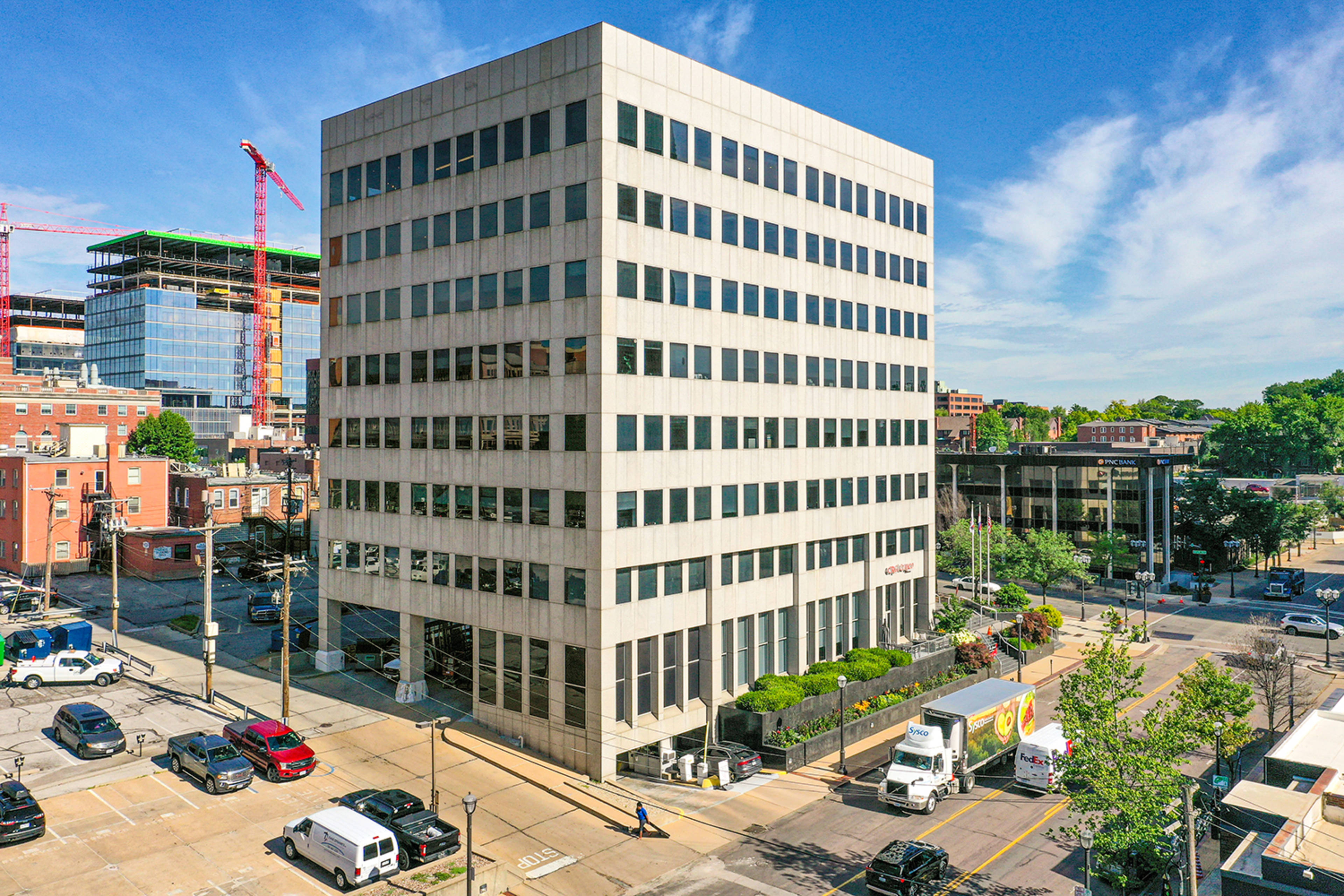 Simmons Bank Building, 7800 Forsyth Blvd | JLL Properties - US