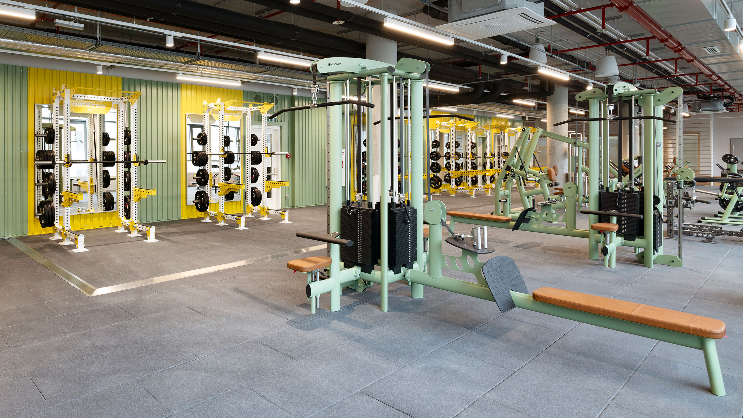 McFIT grüner Gerätepark Fitnessstudio
