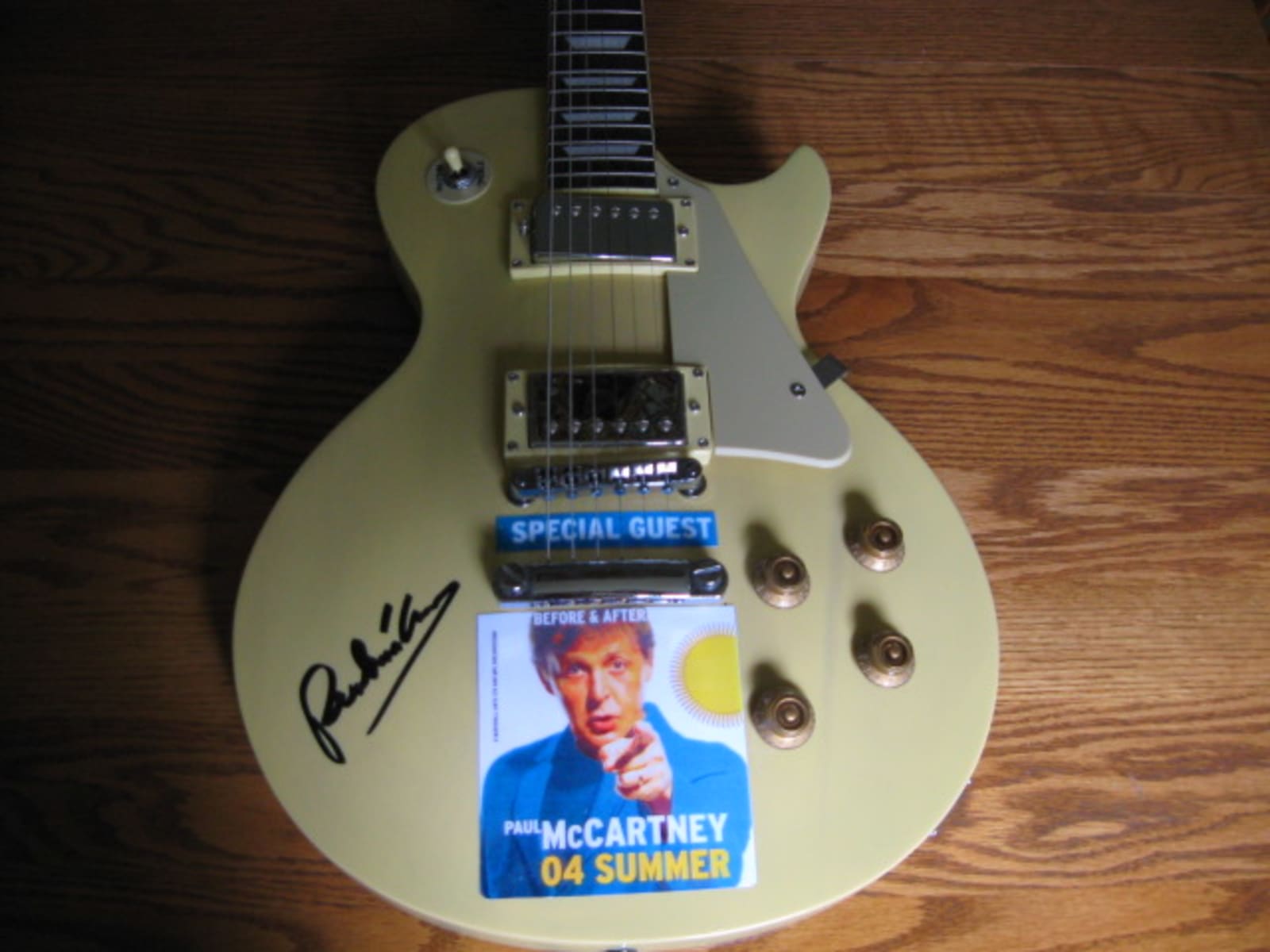Paul McCartney Autographed Guitar at Monterey 2014 as K67 - Mecum Auctions