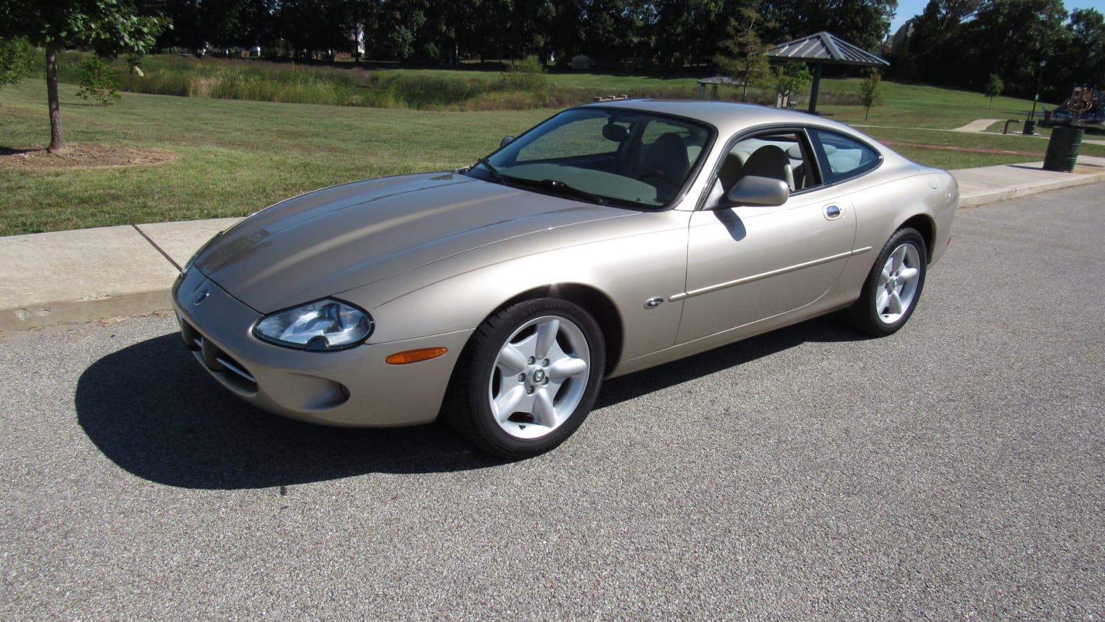 1999 Jaguar XK8 at Chicago 2015 as T69 - Mecum Auctions