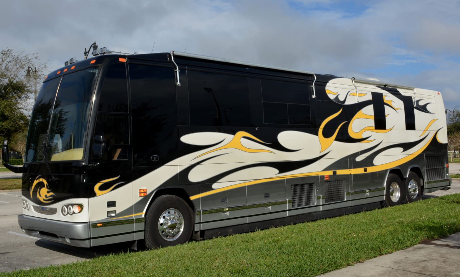 2005 Prevost Vantare Featherlite at Kissimmee 2016 as L202 - Mecum Auctions
