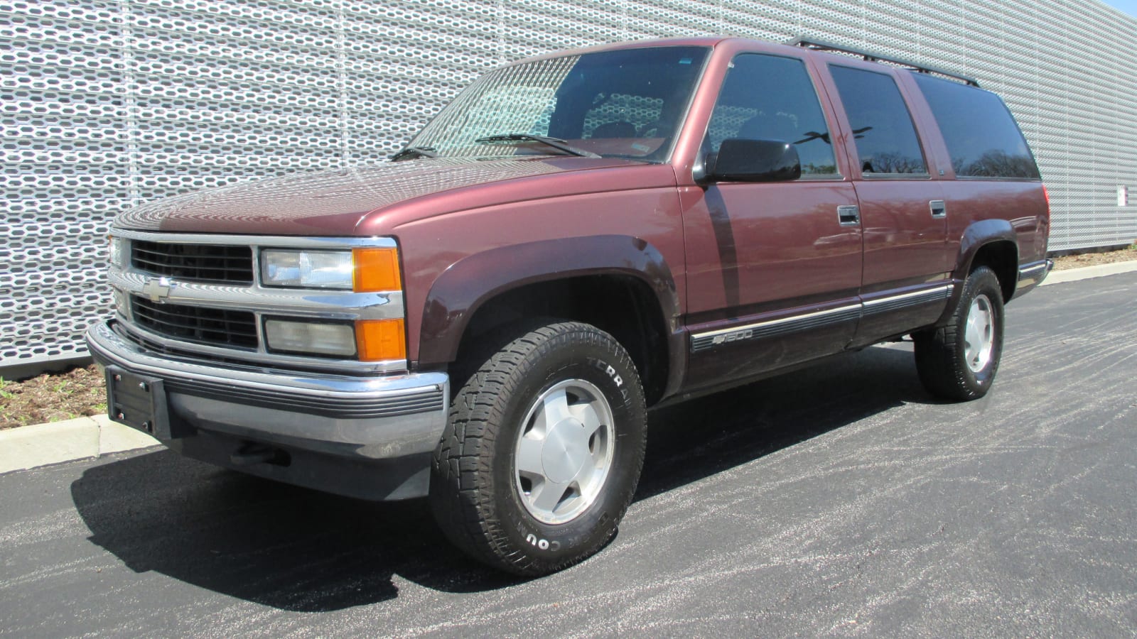 1997 Chevrolet Suburban at Indy 2022 as J165 - Mecum Auctions