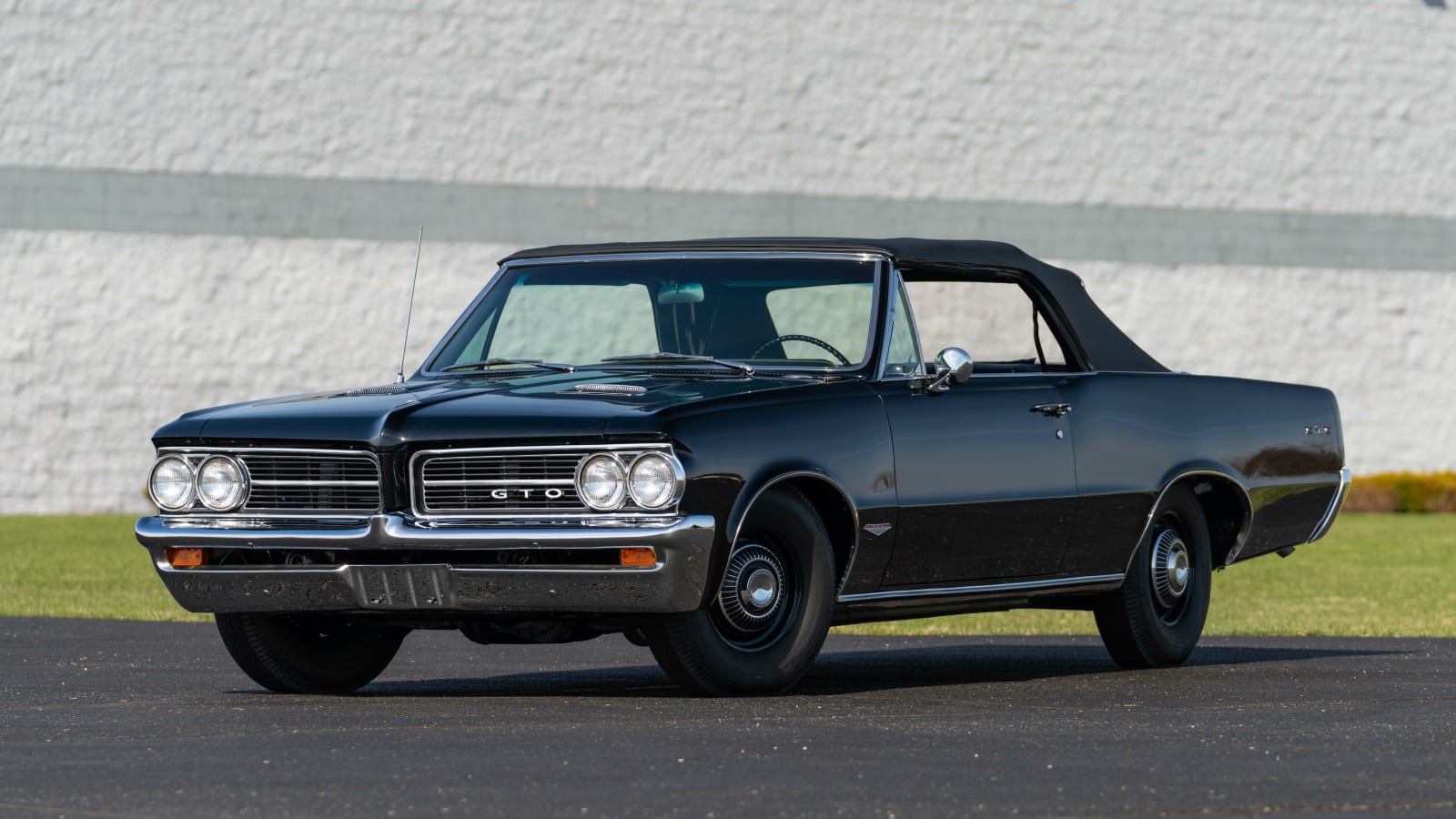 1964 Pontiac GTO Convertible at Indy 2023 as S117 - Mecum Auctions