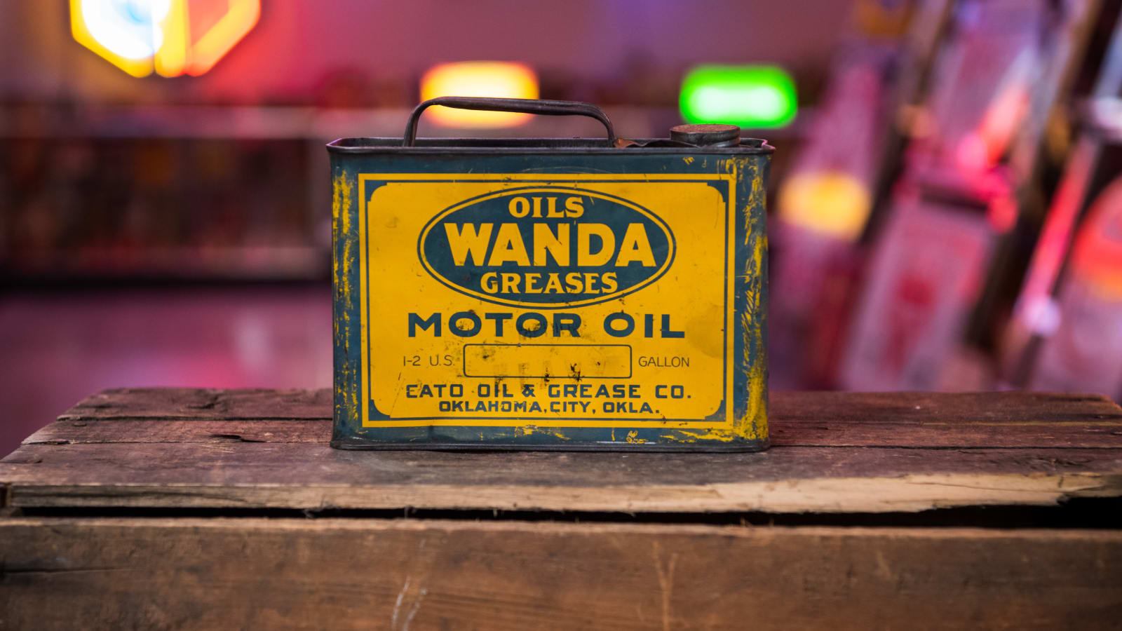 Wanda Motor Oil 1/2-Gallon Oil Can at The World’s Largest Road Art ...