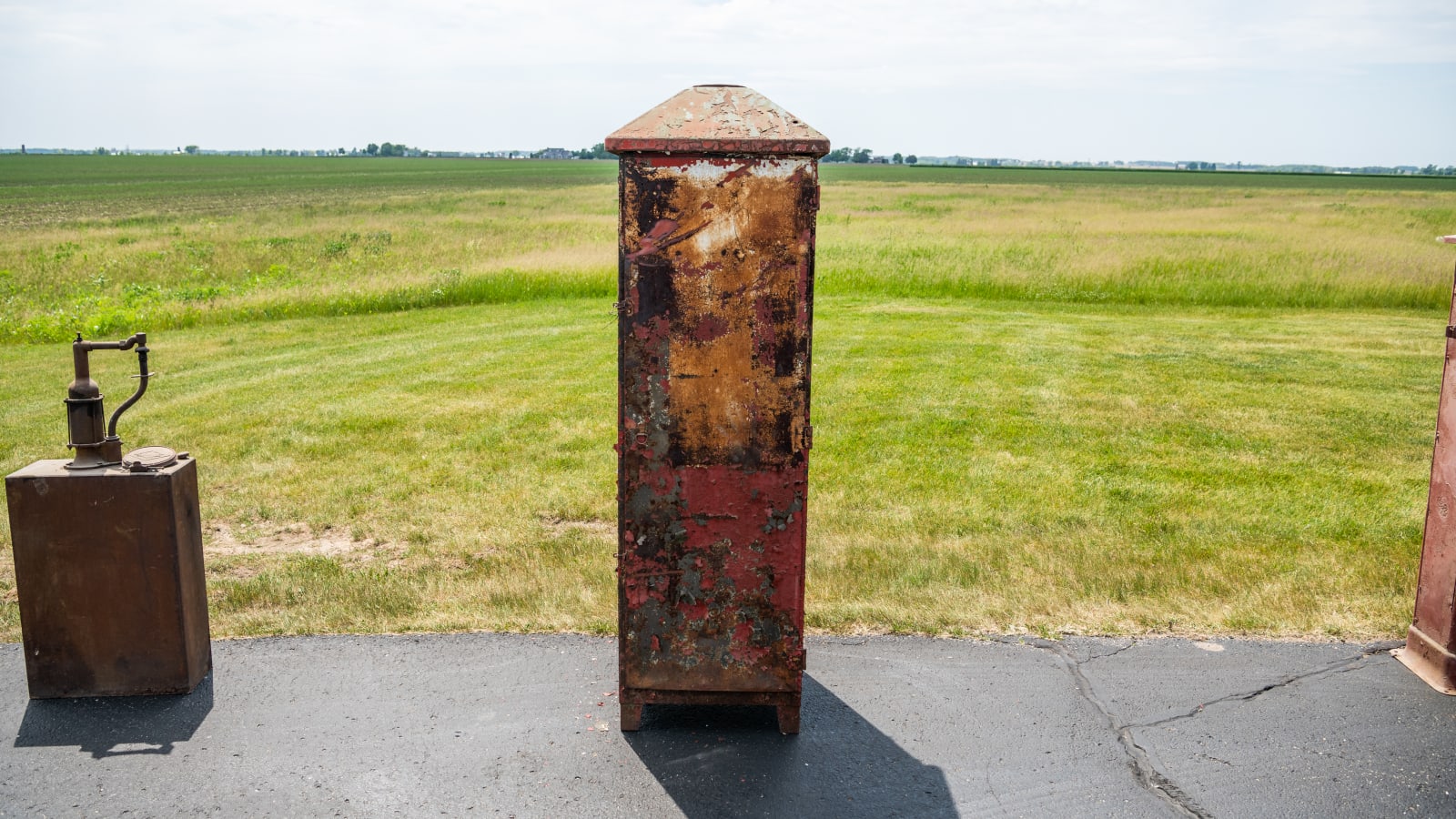 1920s Mobiloil Gargoyle Oil Cabinet at The World’s Largest Road Art ...