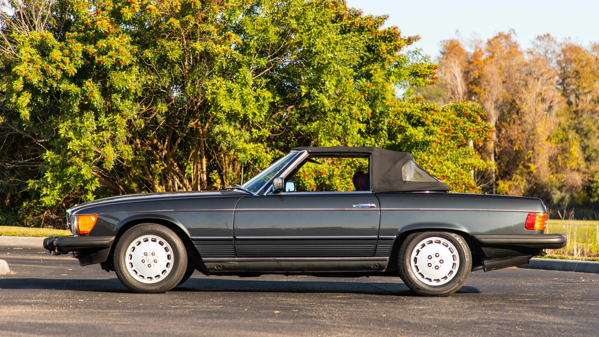1985 Mercedes-Benz 380SL Convertible at Glendale 2022 asW82 - Mecum ...