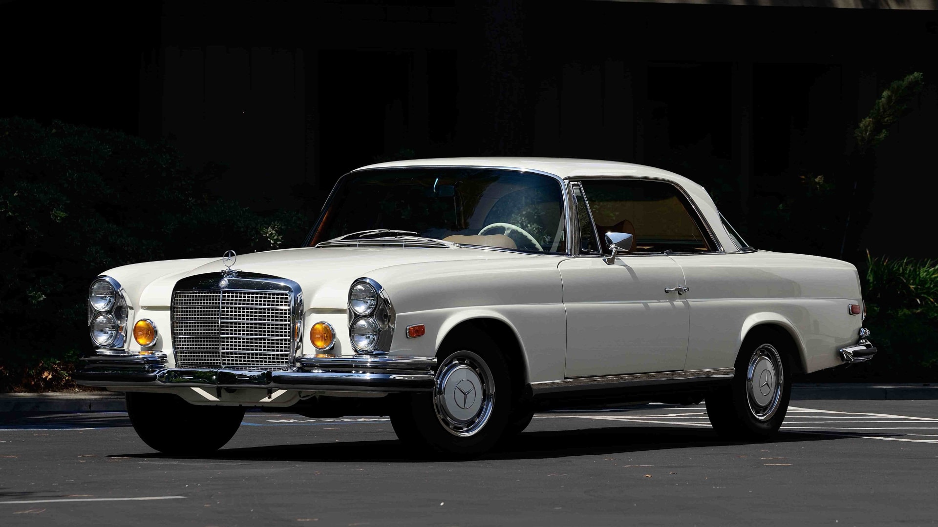 1970 Mercedes-Benz 280SE Coupe at Monterey 2016 as S186 - Mecum Auctions