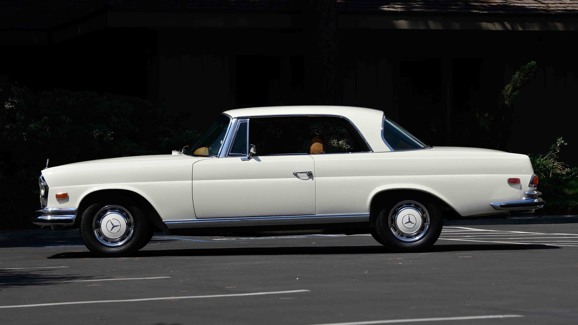 1970 Mercedes-Benz 280SE Coupe at Monterey 2016 as S186 - Mecum Auctions