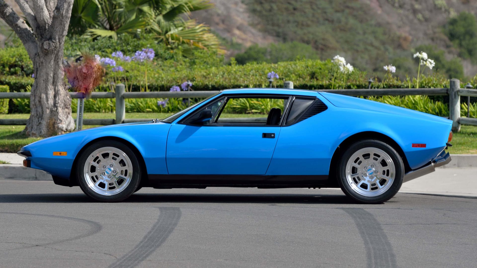 1973 DeTomaso Pantera Custom at Monterey 2022 as F66 - Mecum Auctions
