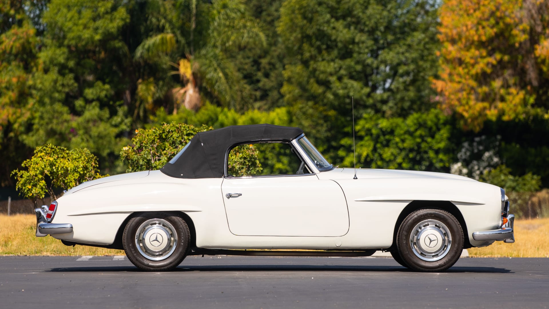 1961 Mercedes-Benz 190SL Roadster at Monterey 2022 as S116 - Mecum Auctions