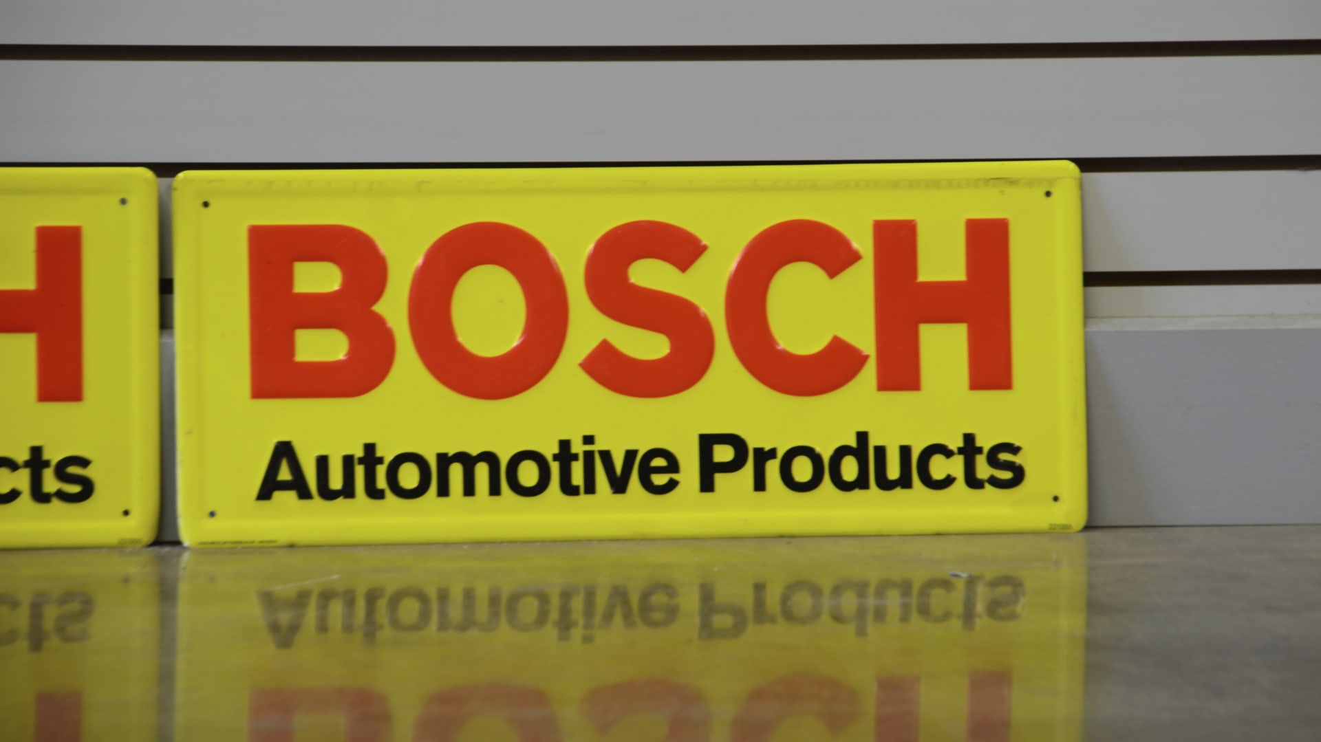 3 Bosch Products Signs SST 24x10 at Chicago 2015 as H34 - Mecum Auctions