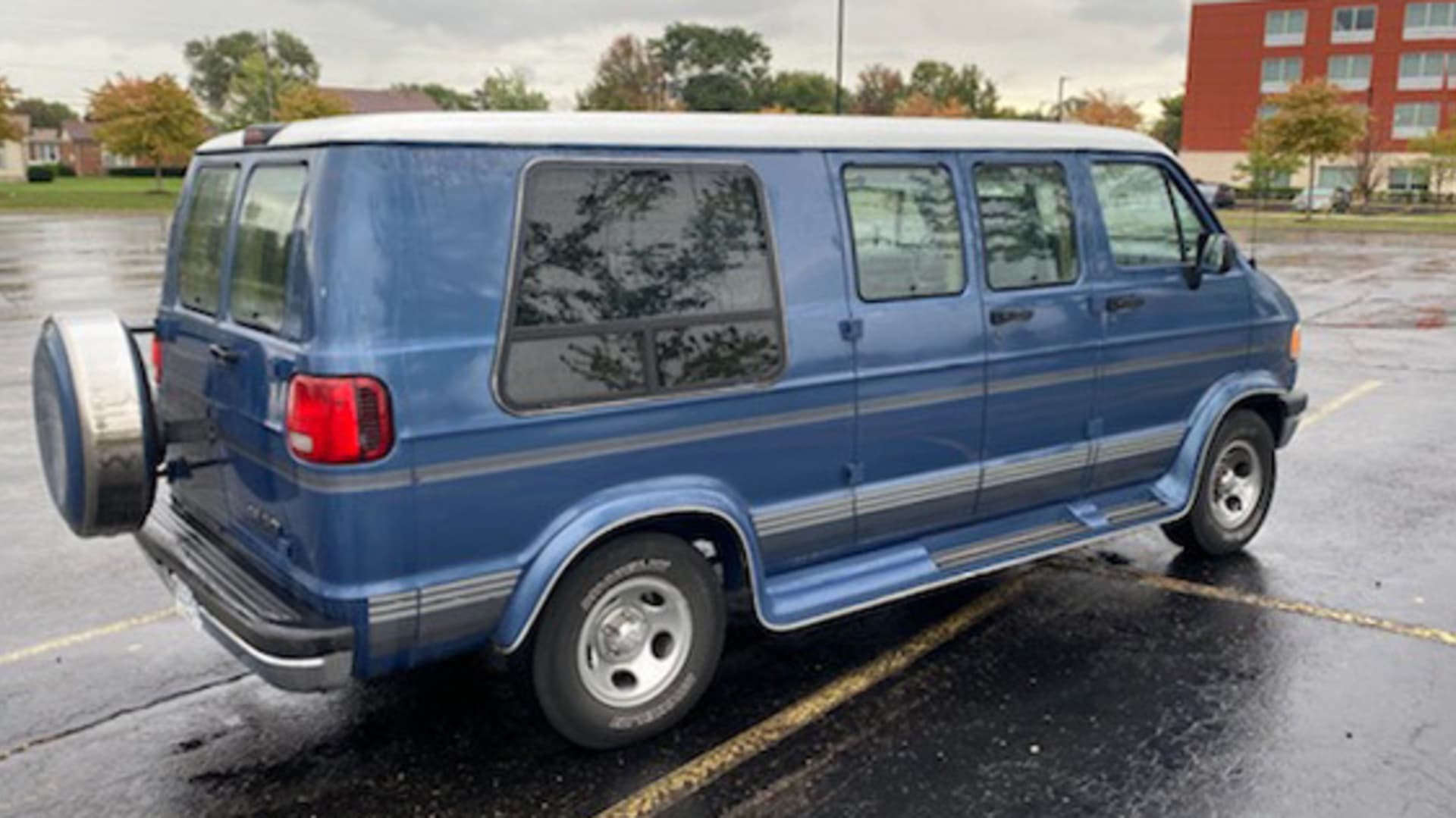 1996 Dodge 2500 Conversion Van at Chicago 2022 as T202 - Mecum Auctions