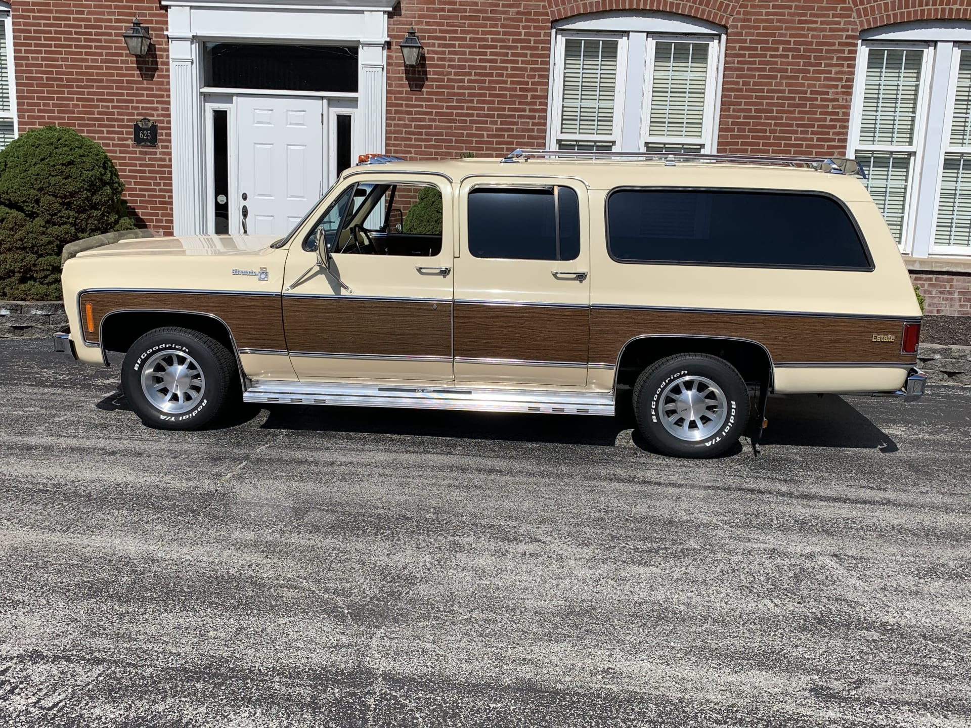 1975 Chevrolet Suburban Estate at Dallas 2021 as F81.1 - Mecum Auctions