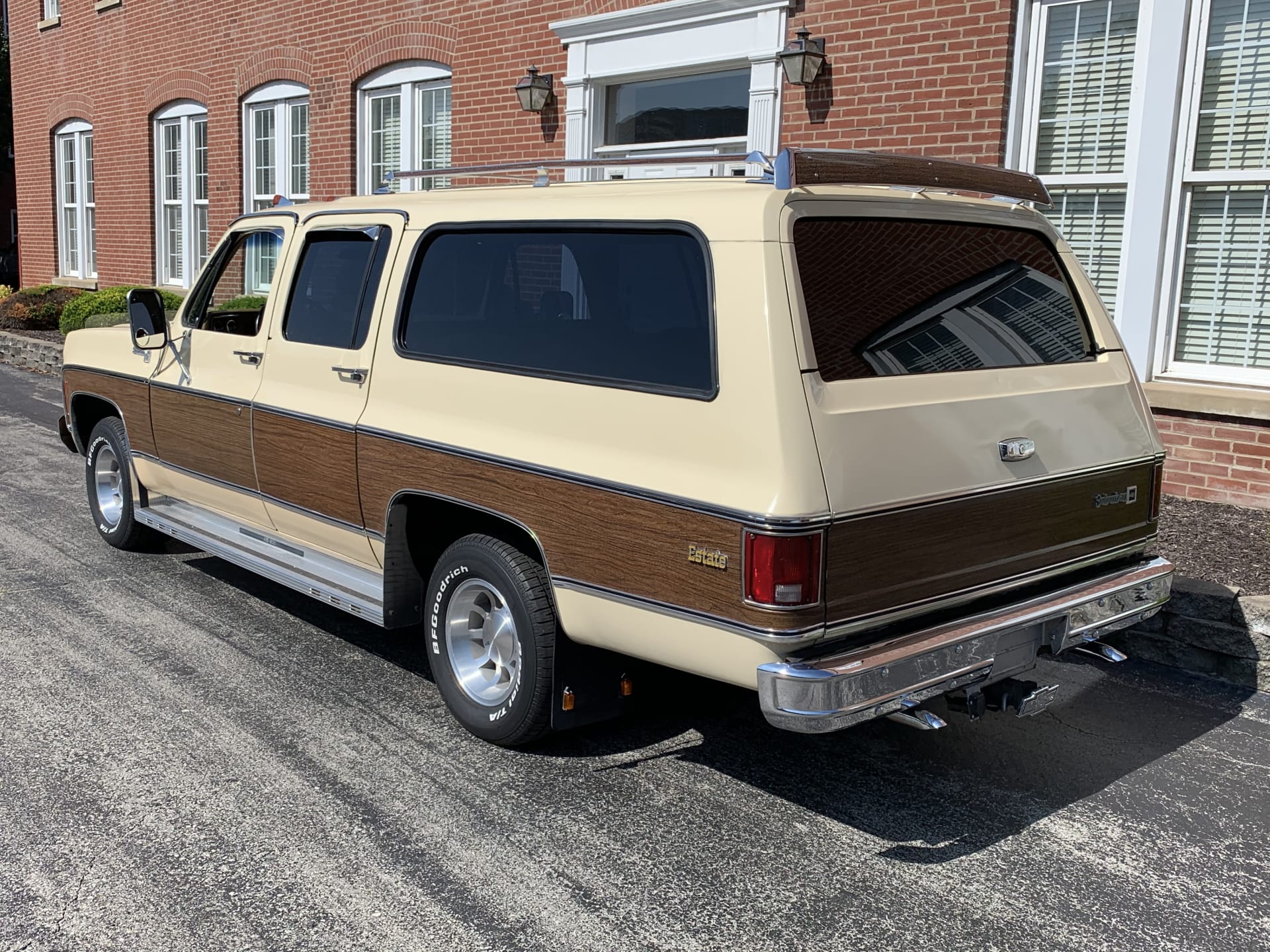1975 Chevrolet Suburban Estate at Dallas 2021 as F81.1 - Mecum Auctions