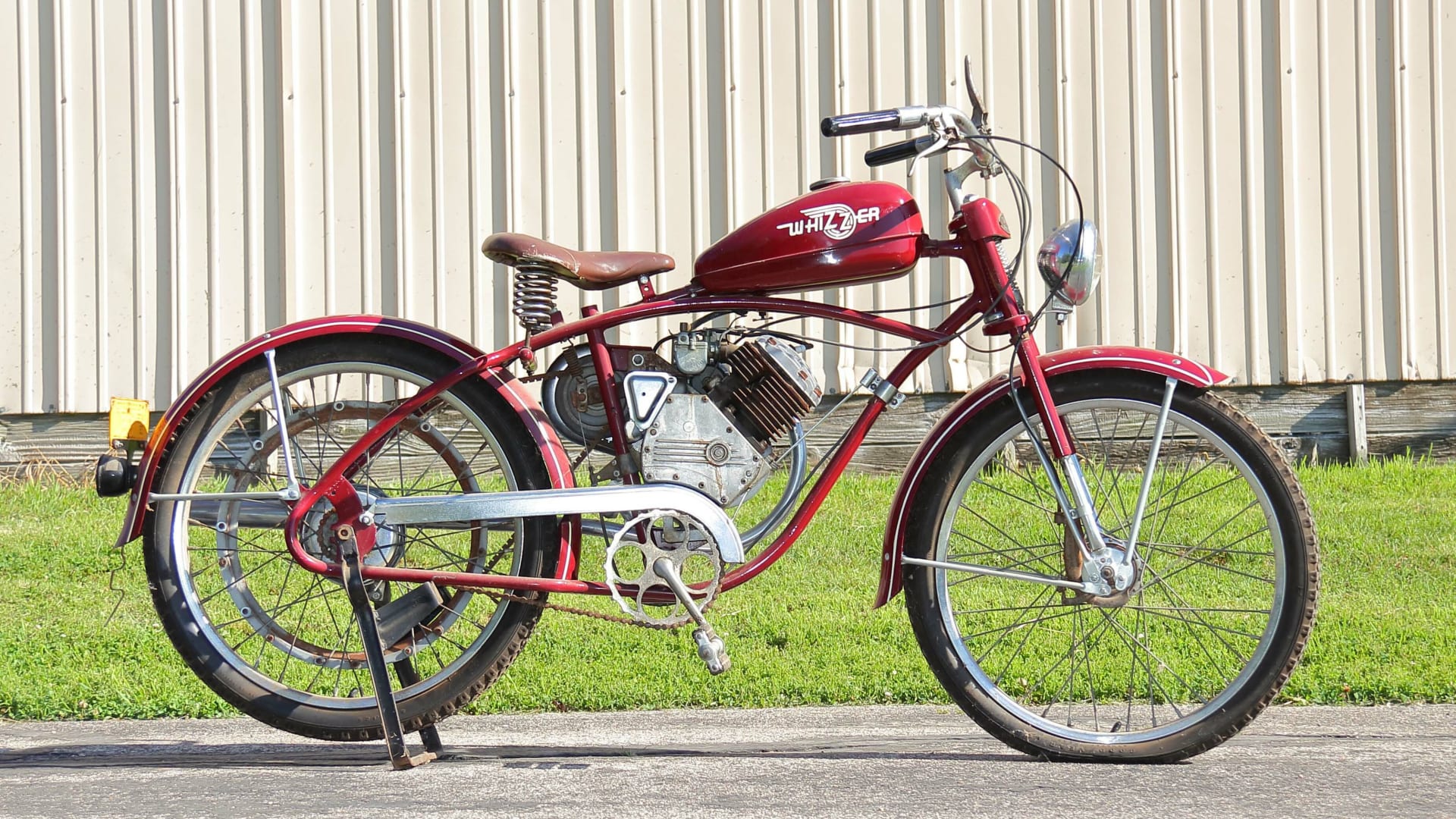 1948 Whizzer Pacemaker at Elmer's Auto & Toy Museum Collection 2022 as ...
