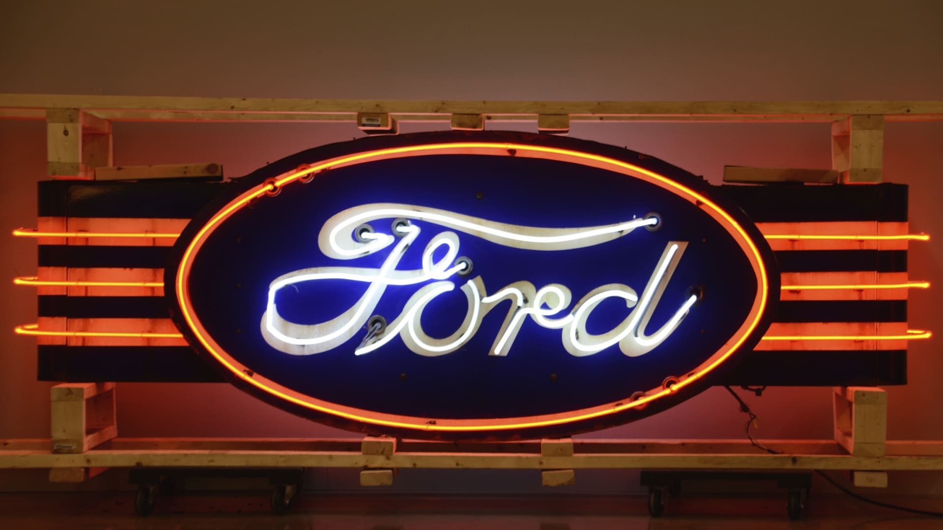 Ford Neon Dealership Sign With Wings DSPN 100x36x16 at Kissimmee 2016 ...