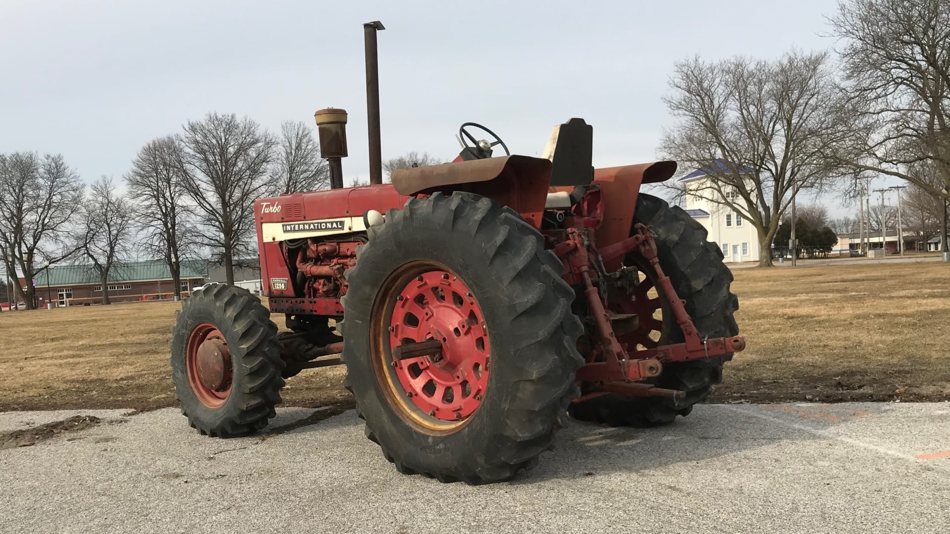 1968 Farmall 1256 FWA at Davenport 2019 as S111 - Mecum Auctions