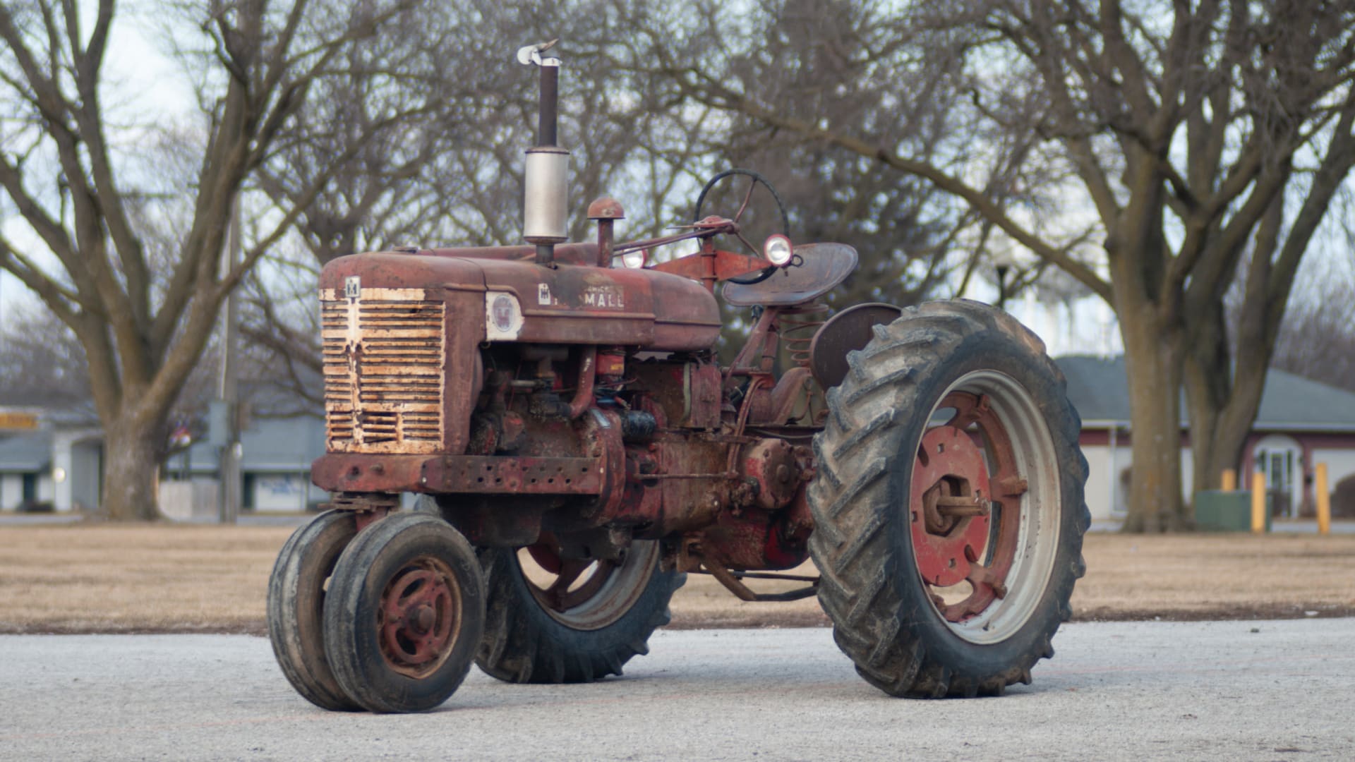 1952 Farmall M at Davenport 2019 as S172 - Mecum Auctions