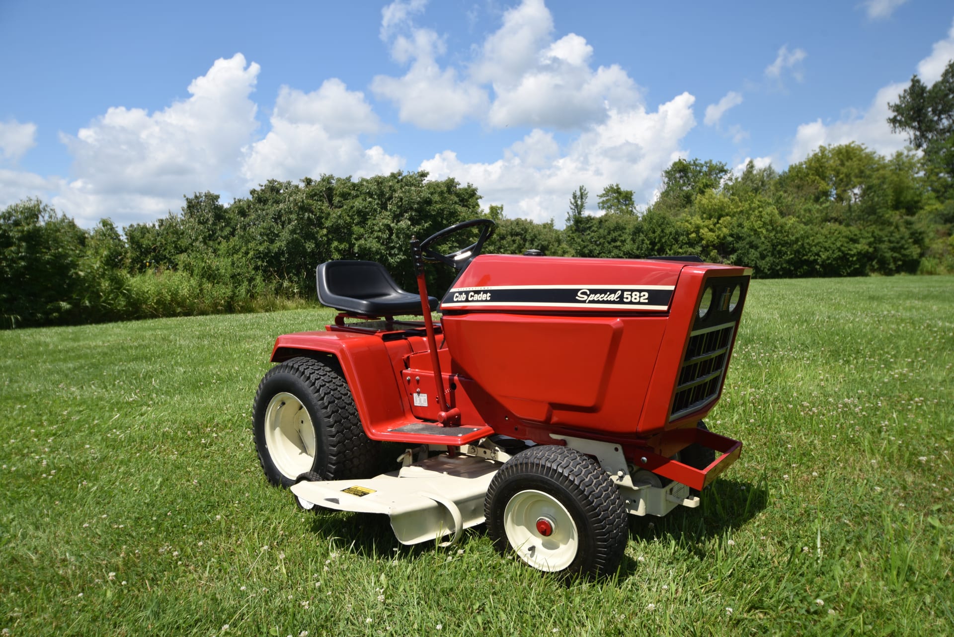 Cub Cadet Special 582 at Gone Farmin' Fall Premier 2019 as S105 - Mecum ...