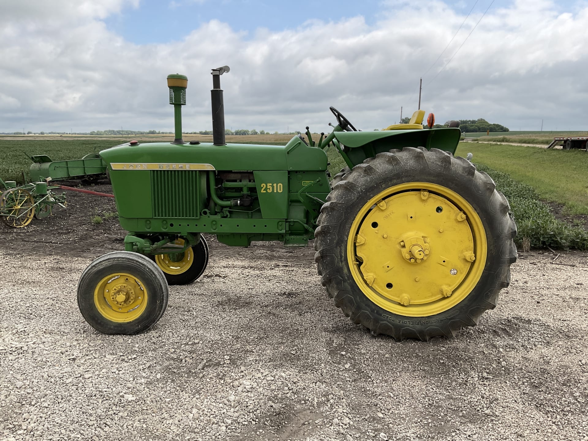 John Deere 2510 at Gone Farmin' Fall Premier 2022 as F180 - Mecum Auctions