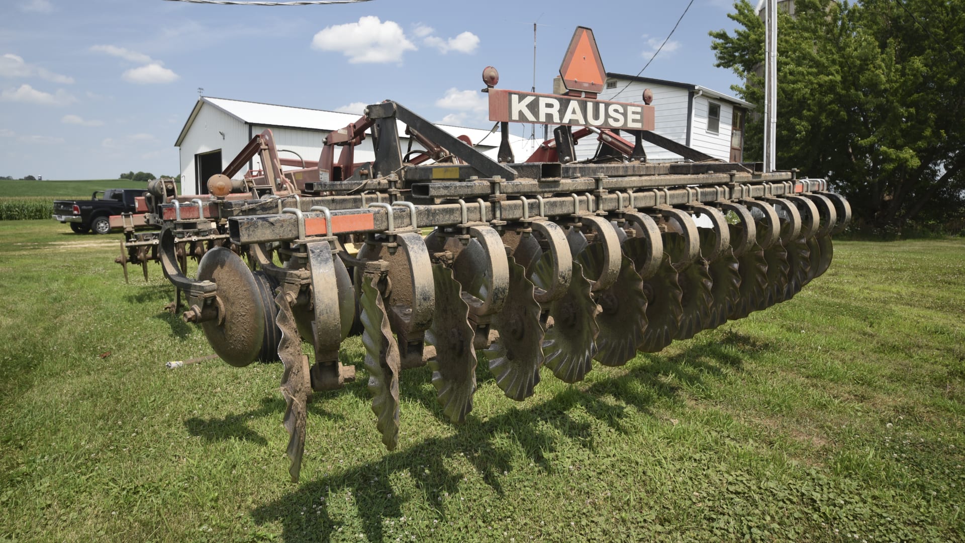 Krause Dominator 14 Foot 9 Shank Long Tillage Plow at Pecatonica 2019 ...