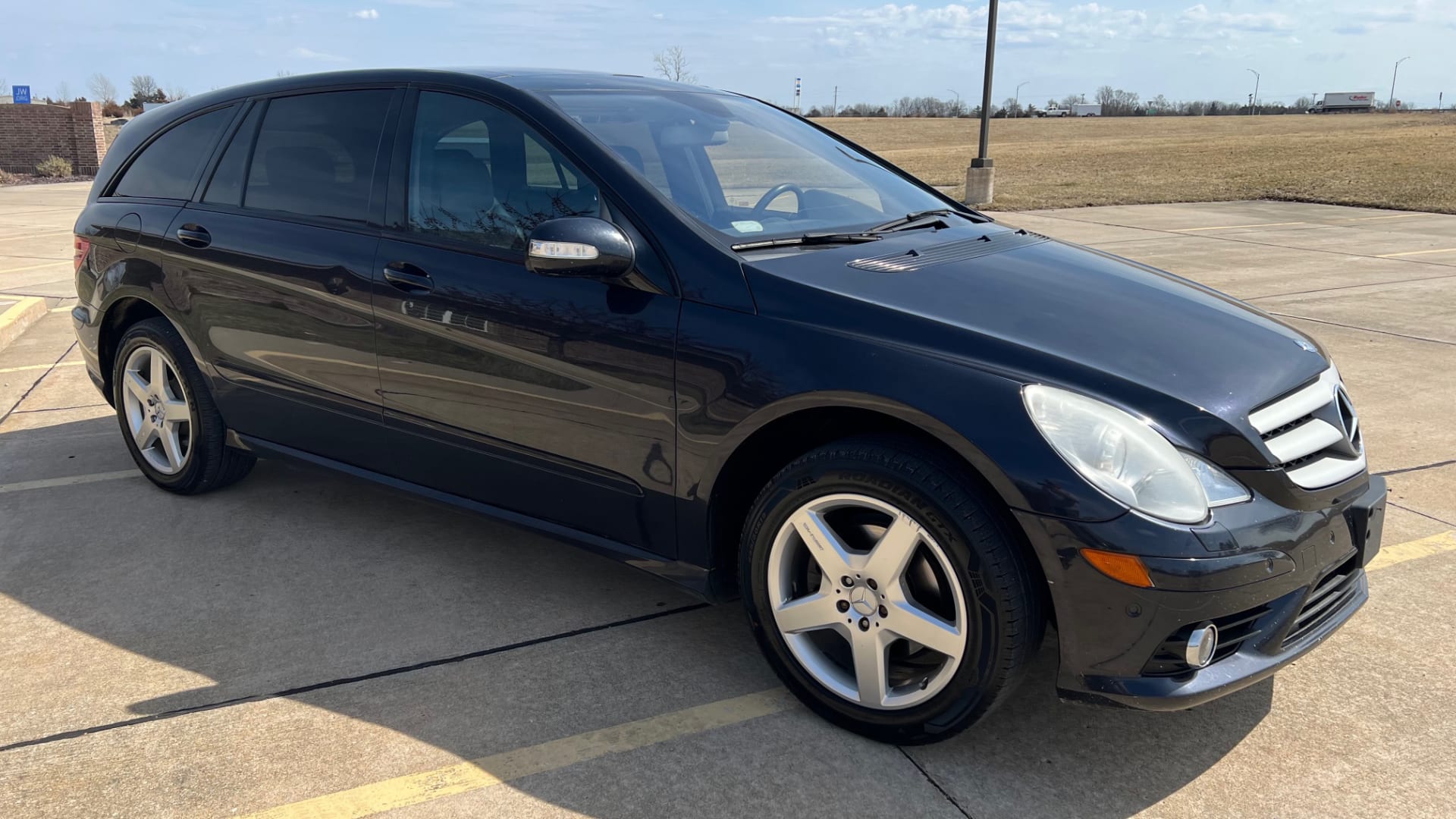 2007 Mercedes-Benz R350 at Houston 2022 as T33 - Mecum Auctions