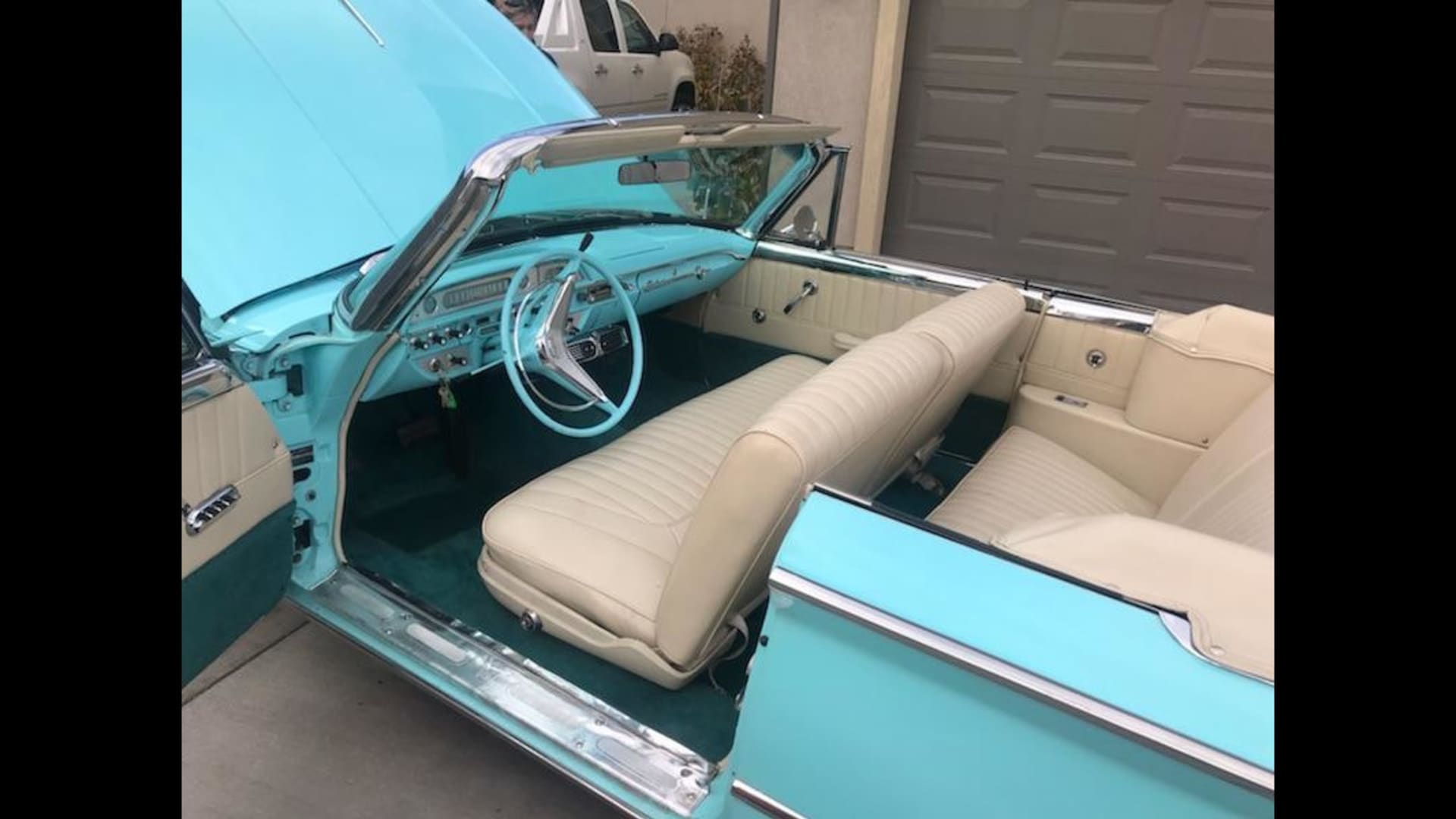 1960 Ford Galaxie Sunliner at Las Vegas 2018 as F285 - Mecum Auctions