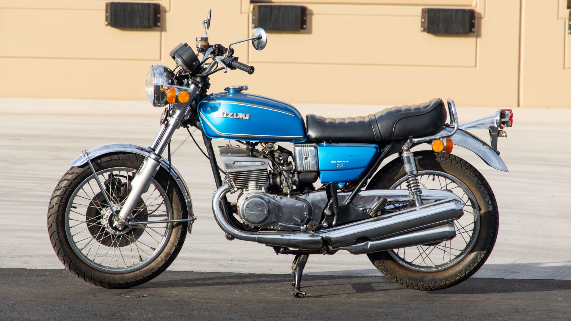 1974 Suzuki Gt550 at Las Vegas Motorcycles 2021 as W138 - Mecum Auctions