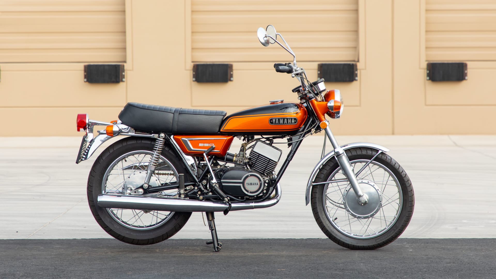 1972 Yamaha R5c at Las Vegas Motorcycles 2021 as T297 - Mecum Auctions