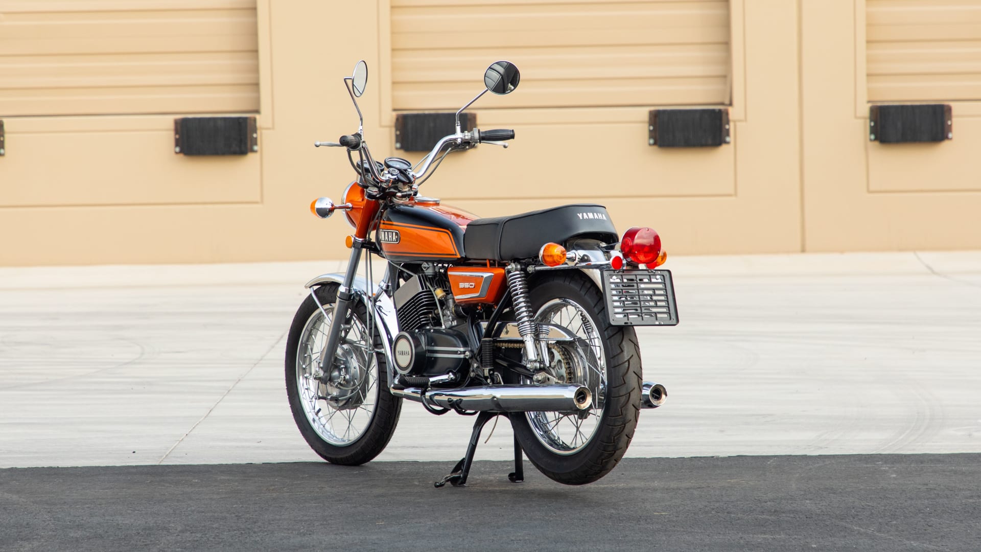 1972 Yamaha R5c at Las Vegas Motorcycles 2021 as T297 - Mecum Auctions