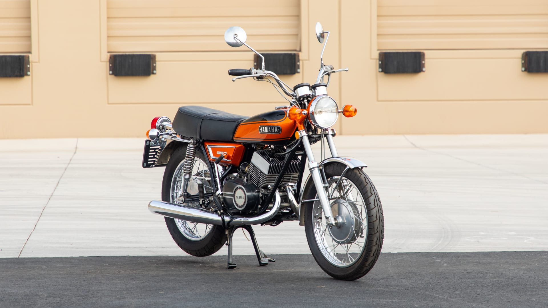 1972 Yamaha R5c at Las Vegas Motorcycles 2021 as T297 - Mecum Auctions