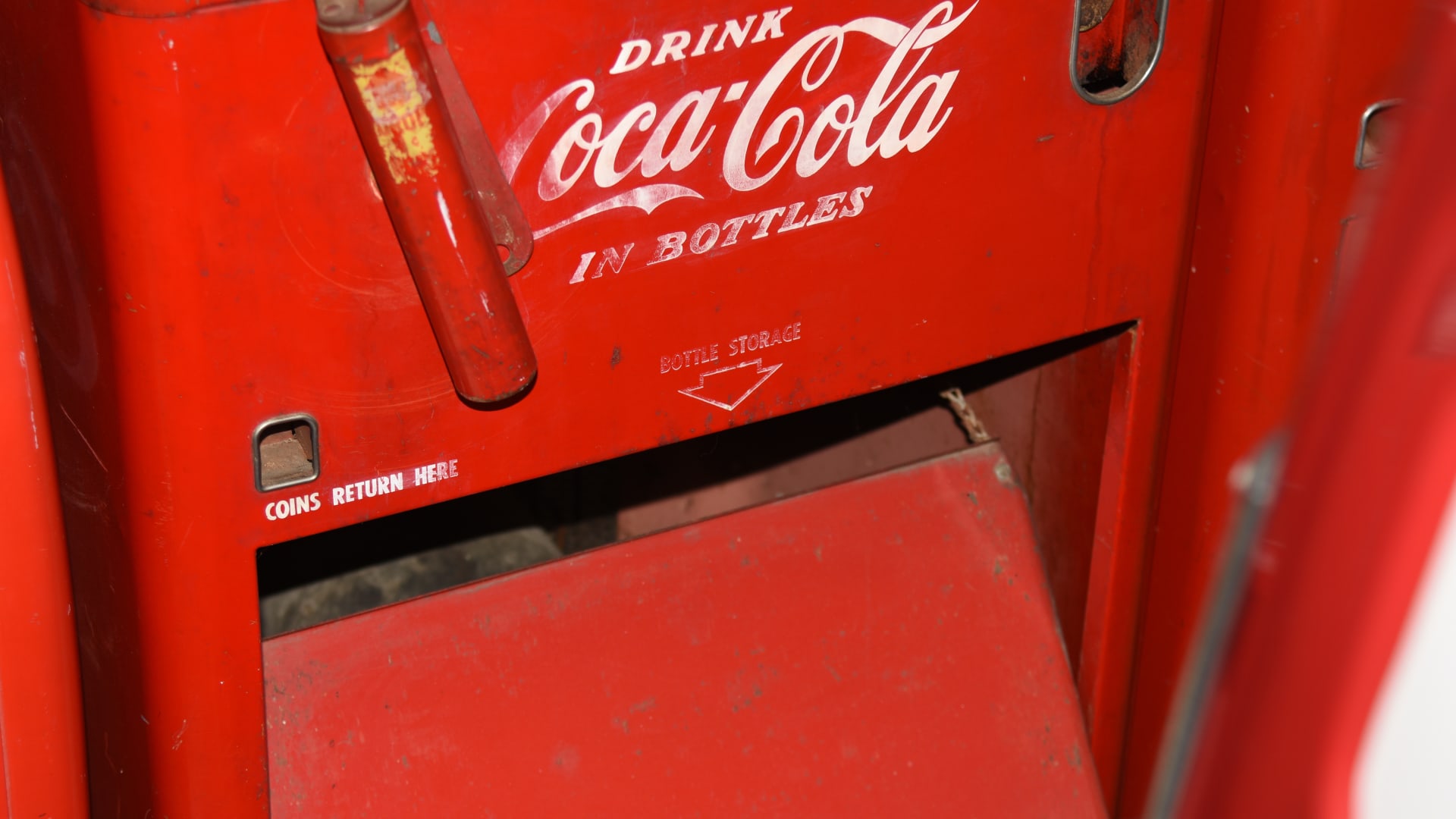Coca-Cola Spinning 6 Cent Vending Machine With Handle 36x24x19 at Indy ...
