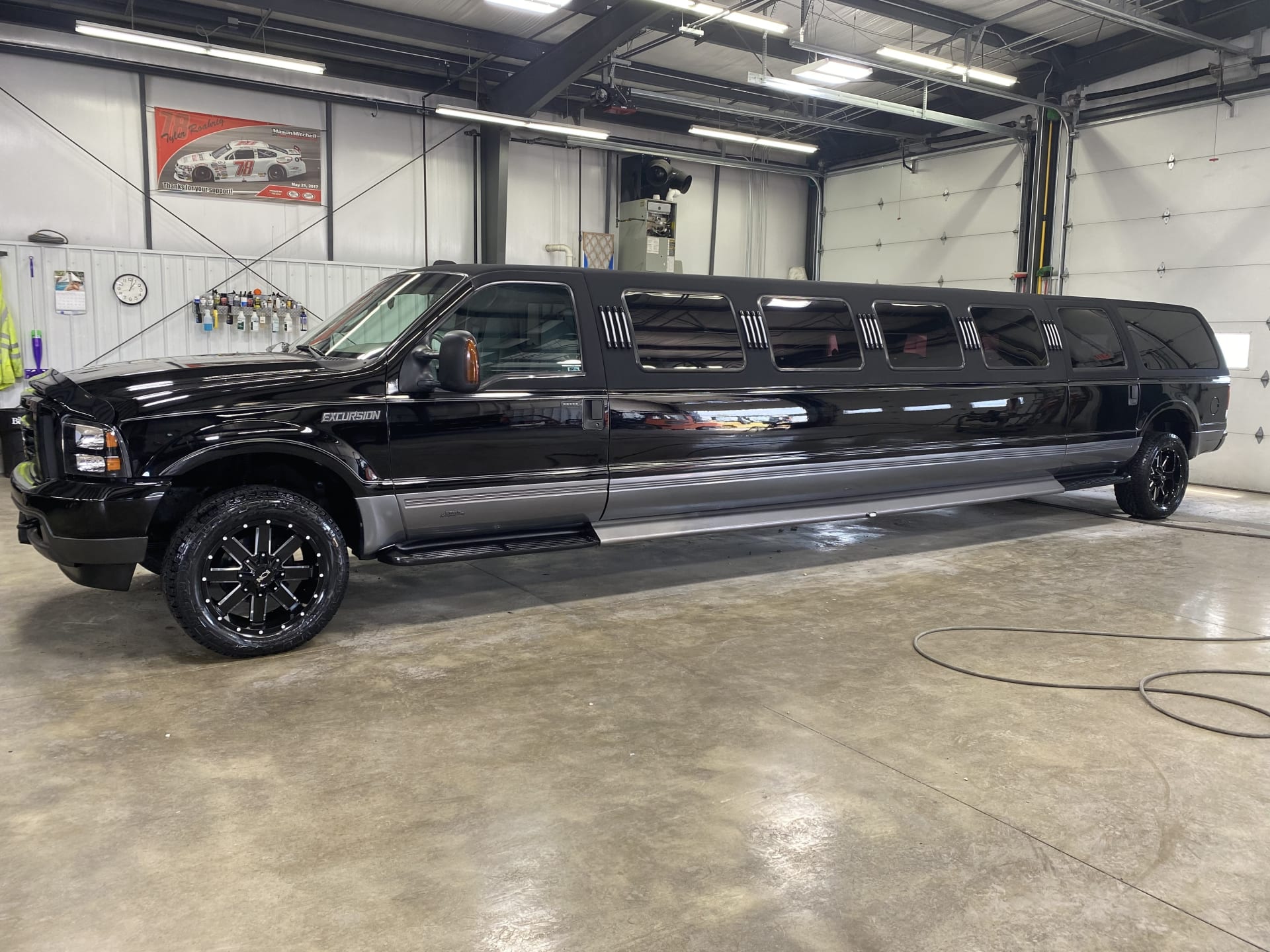 2004 Ford Excursion Limousine at Indy 2020 as K197 - Mecum Auctions