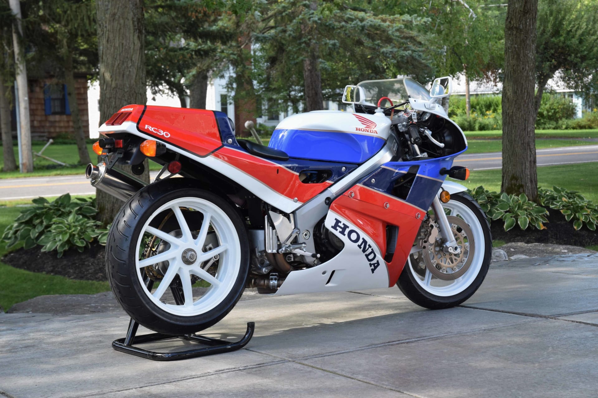 1990 Honda RC30 at Indy 2020 asL121 - Mecum Auctions