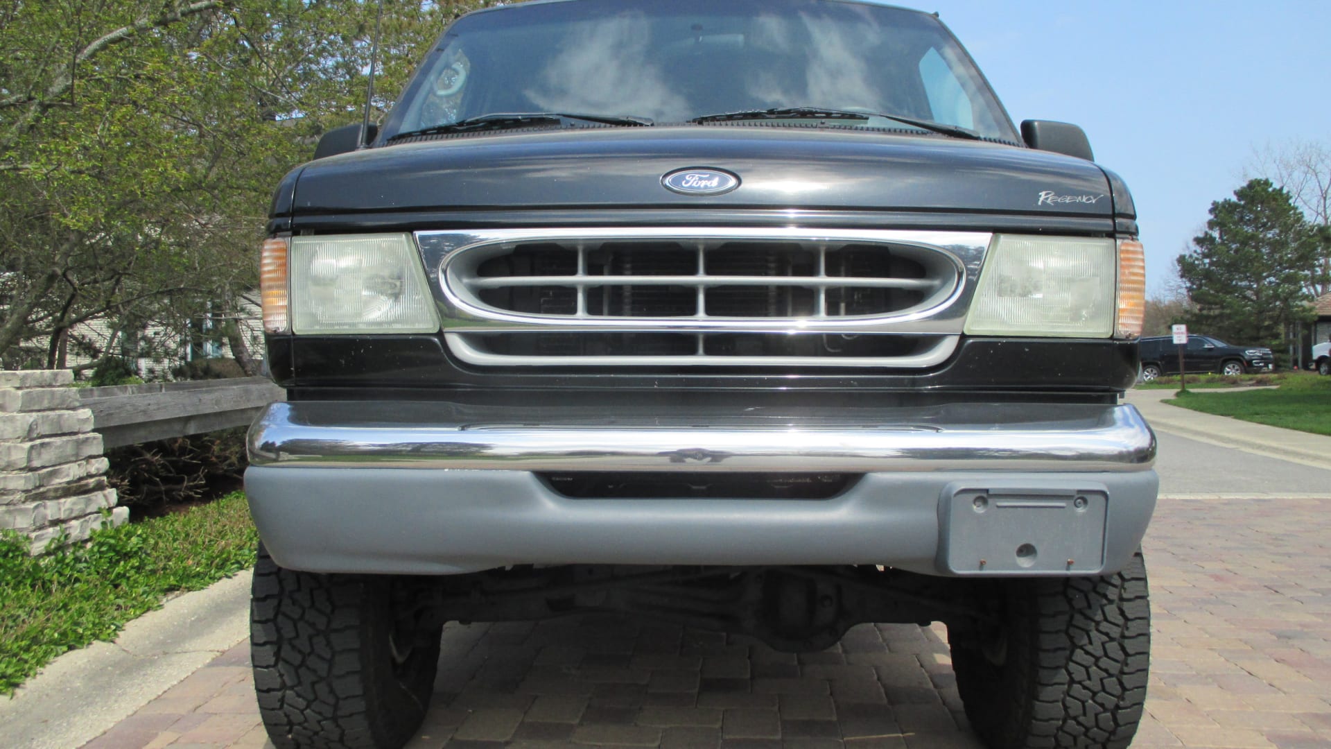 2002 Ford E150 Custom Van at Indy 2022 as G165 - Mecum Auctions