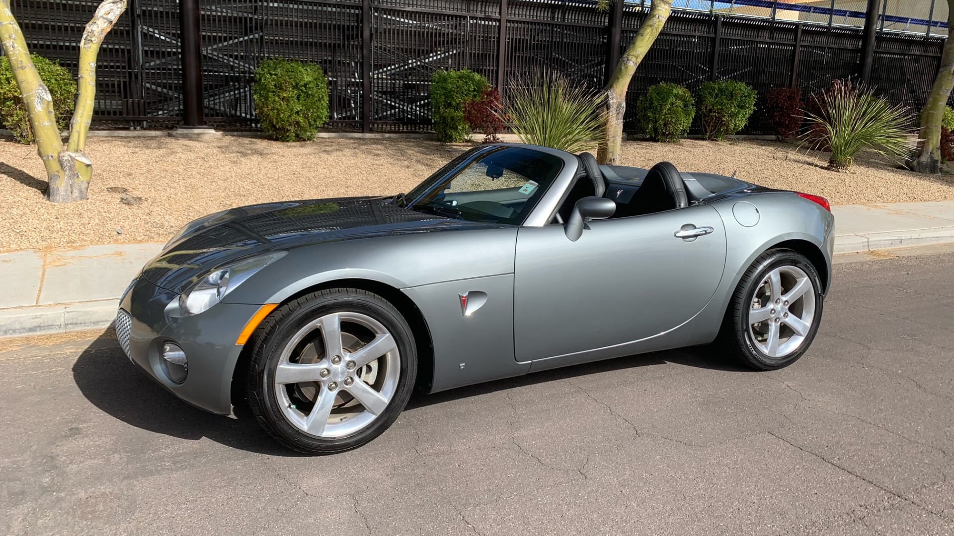2006 Pontiac Solstice Convertible at Glendale 2023 asW74 - Mecum Auctions