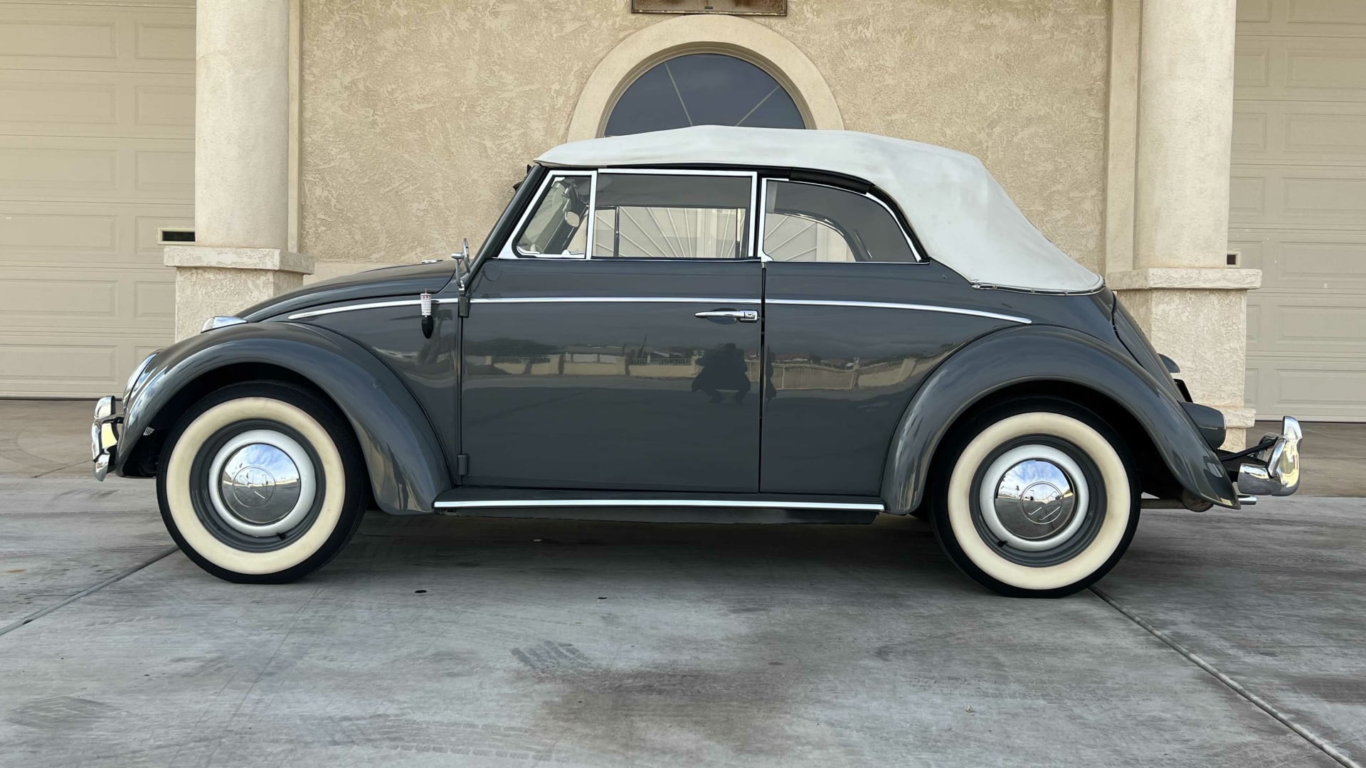 1960 Volkswagen Beetle Convertible at Glendale 2023 as T47 - Mecum Auctions