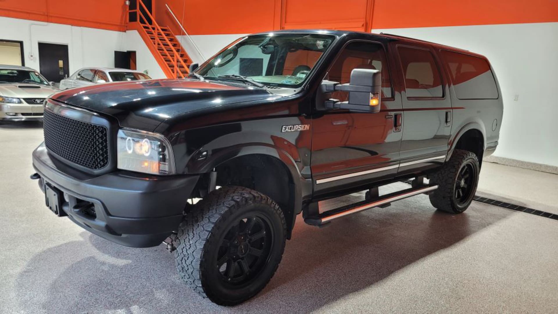 2004 Ford Excursion at Glendale 2023 as W72 - Mecum Auctions