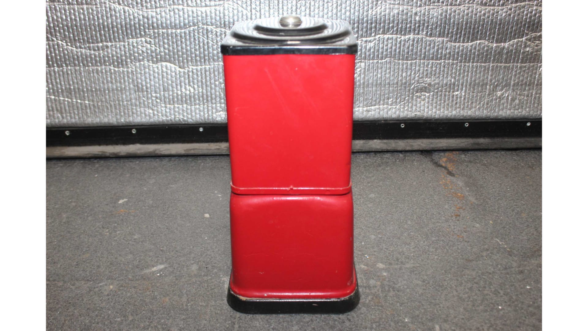 Victor Model V Vender Gumball Machine at Indy 2023 as M121 - Mecum Auctions