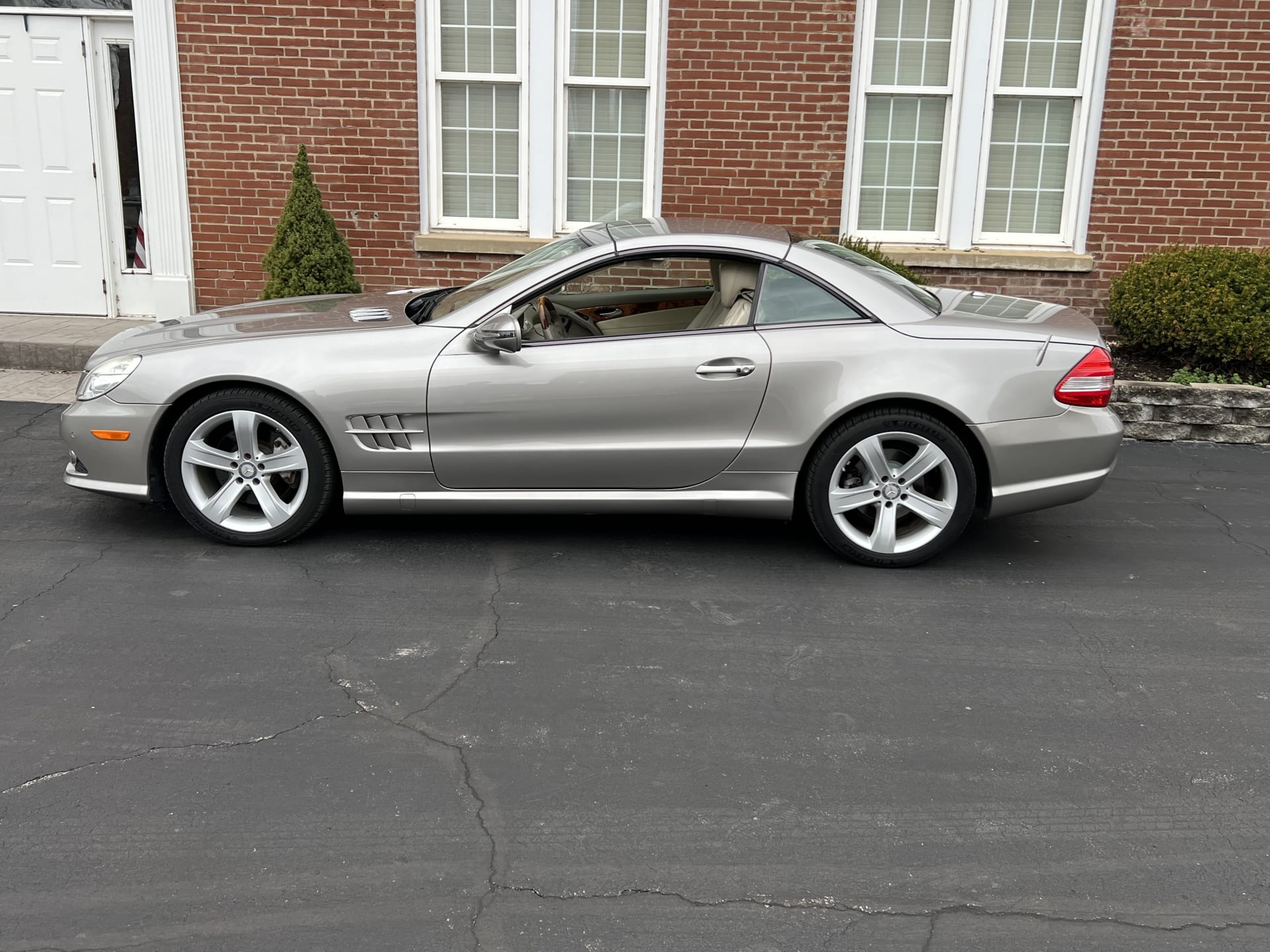 2009 Mercedes-Benz SL550 at Houston 2023 asF81.1 - Mecum Auctions