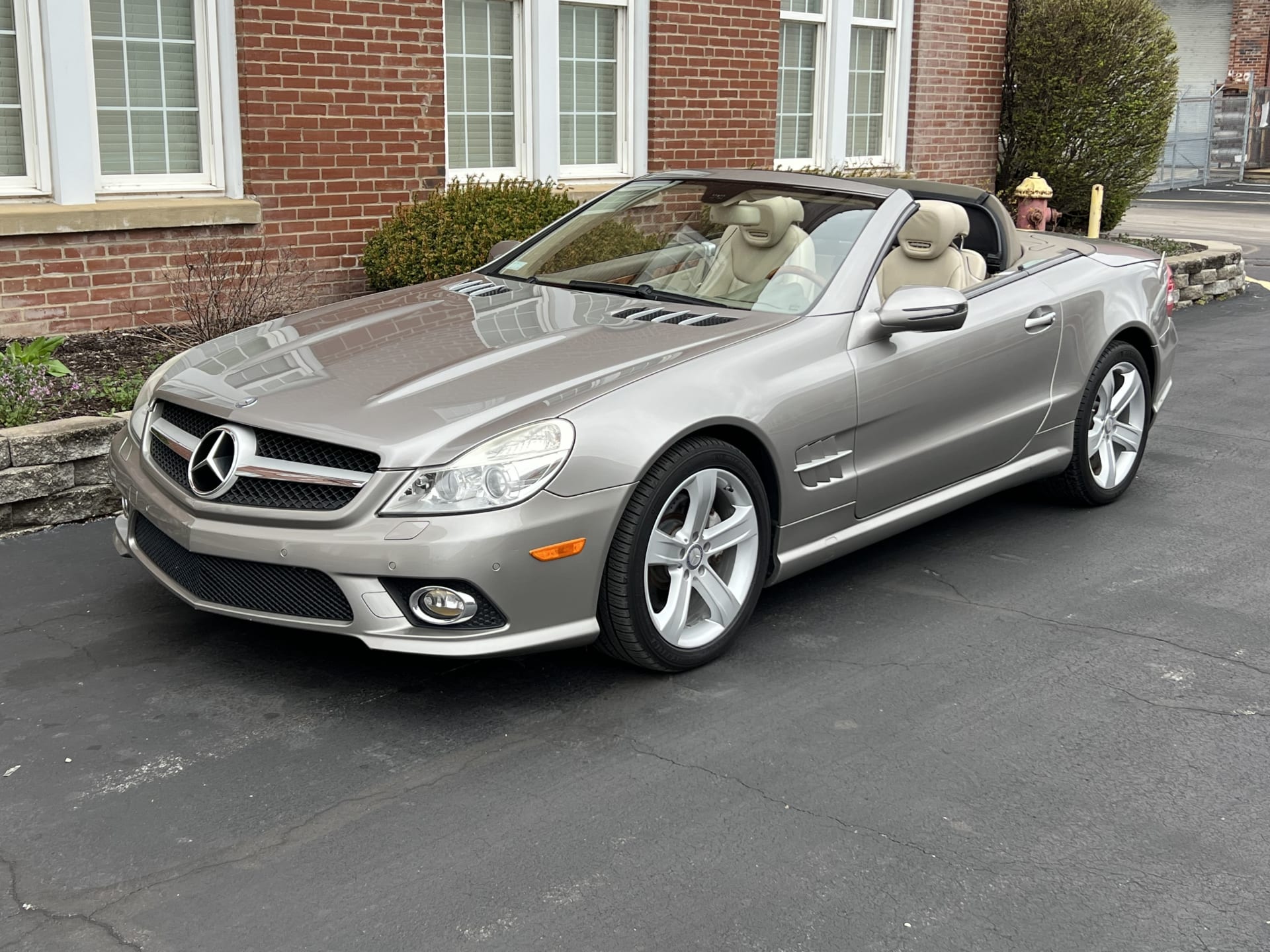 2009 Mercedes-Benz SL550 at Houston 2023 asF81.1 - Mecum Auctions
