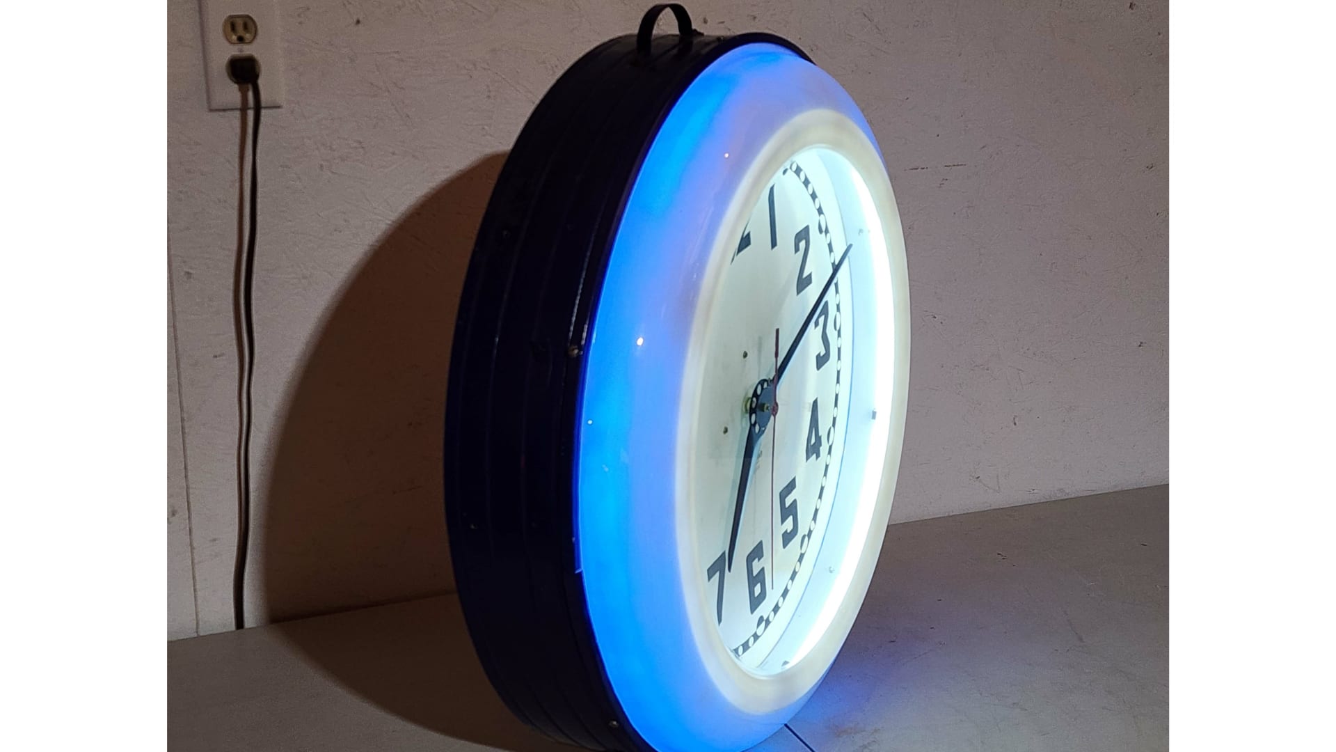 1950s Cleveland Neon Clock at Indy 2023 as M99 - Mecum Auctions